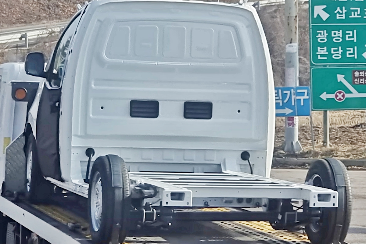 주차장서 포착된 스타리아 기반 화물차 출시 일정은