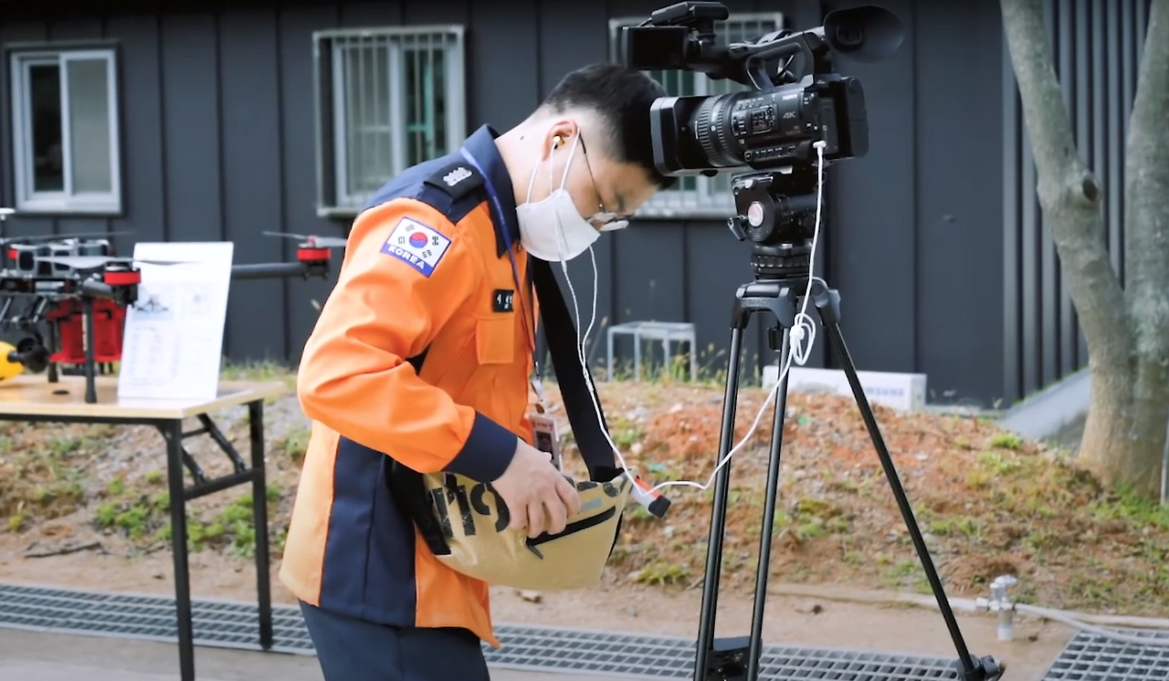 06화 소방호스 대신 카메라 든 소방관