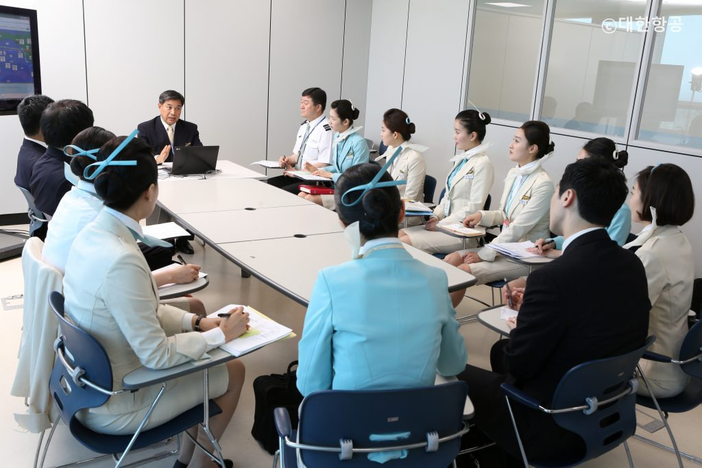 승무원이 비행기 이륙 전까지 하는 일