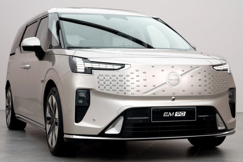 볼보 EM90, 역대급 미니밴 공개에 MPV업계 초긴장