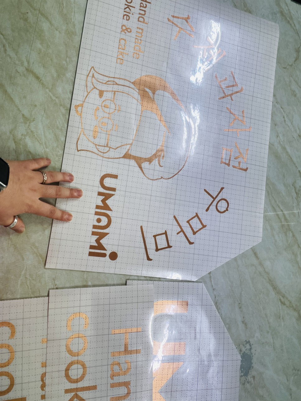 가게 유리 창 문 벽 로고 스티커 시트지 시트컷팅 포인트 엣지 인테리어 디자인 제작 글자 영문 레터링 오픈클로즈 영업시간