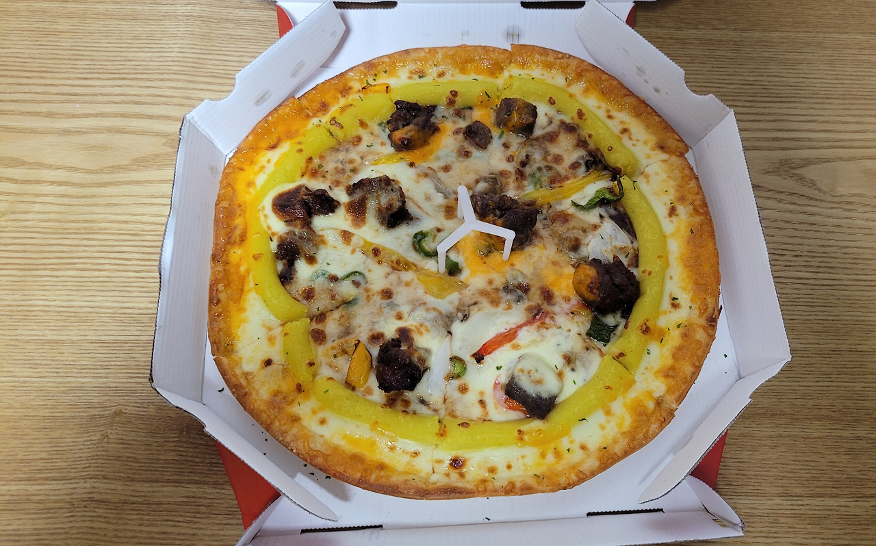 피자헛 피자 끝부분까지 맛있었던 피자헛 리치골드엣지의 티본스테이크m 오늘의 배달로 이 피자를 추천합니다~