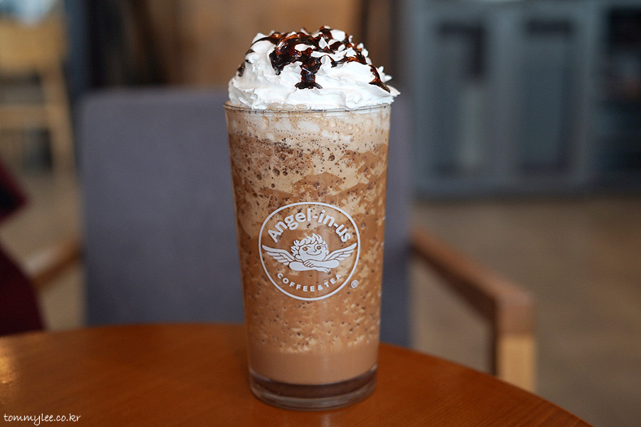 엔제리너스 자바 초코렛칩 스노우 | 딸기가득 치즈타르트