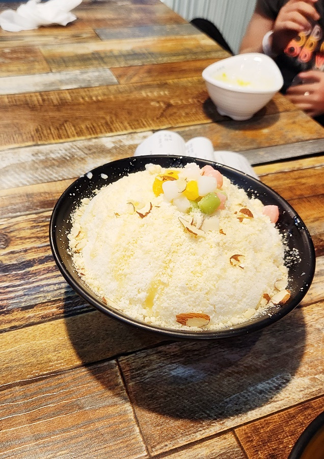 괌 여행 Pic호텔 앞 썬더 치킨과 스노우 베리