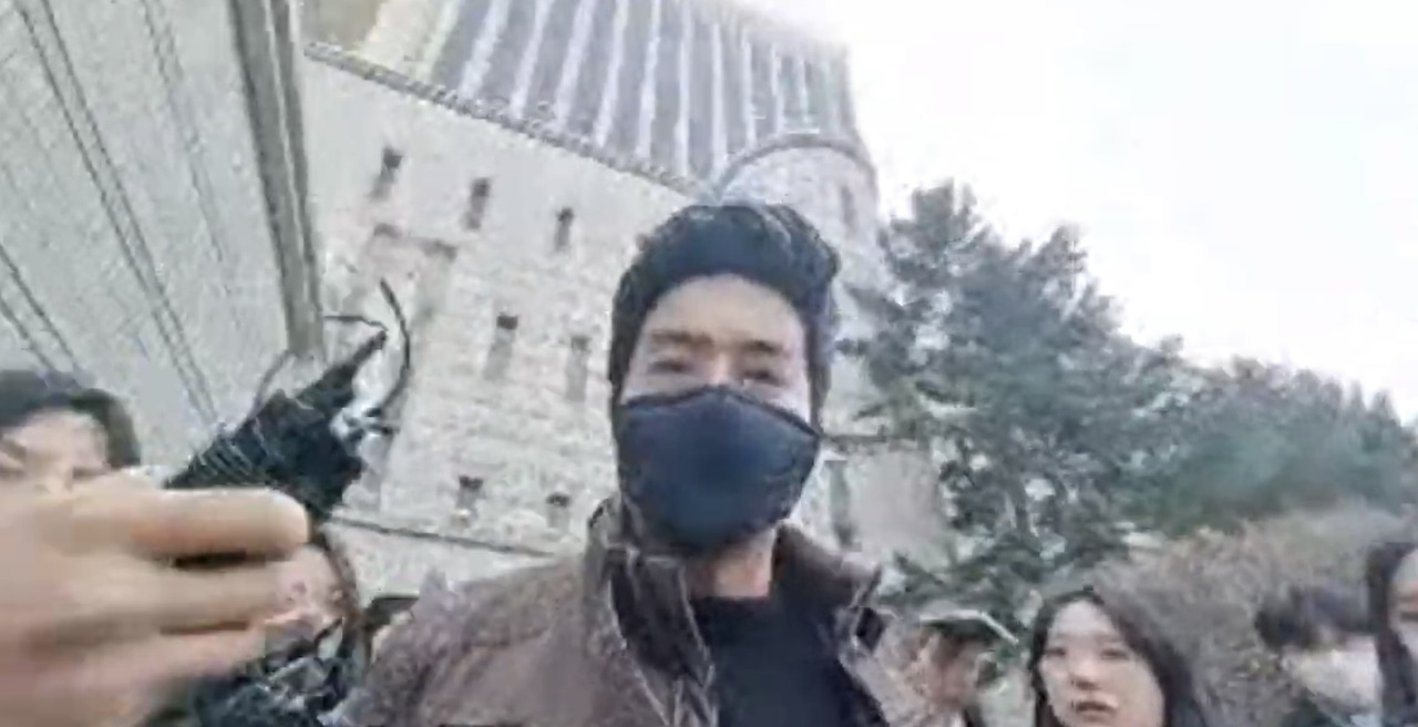 그동안 구제역의 폭로로 자신의 치부가 공개되었기에 평소에 좋은 감정이 없었던 이근과 구제역
