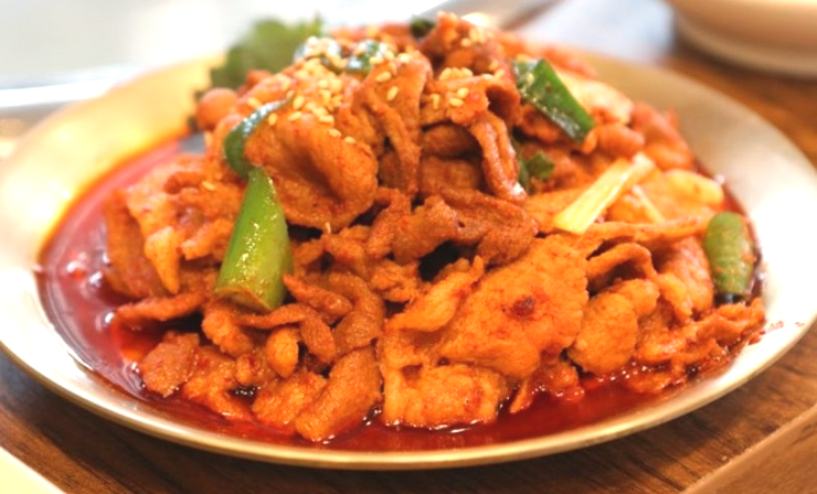 김대호 아나운서는 조연이었던 멸치의 맛을 보고 쌈바춤까지 추면서 흥이 날 정도로 맛있게 먹을 수 있고 특히 카메라가 꺼졌는데도