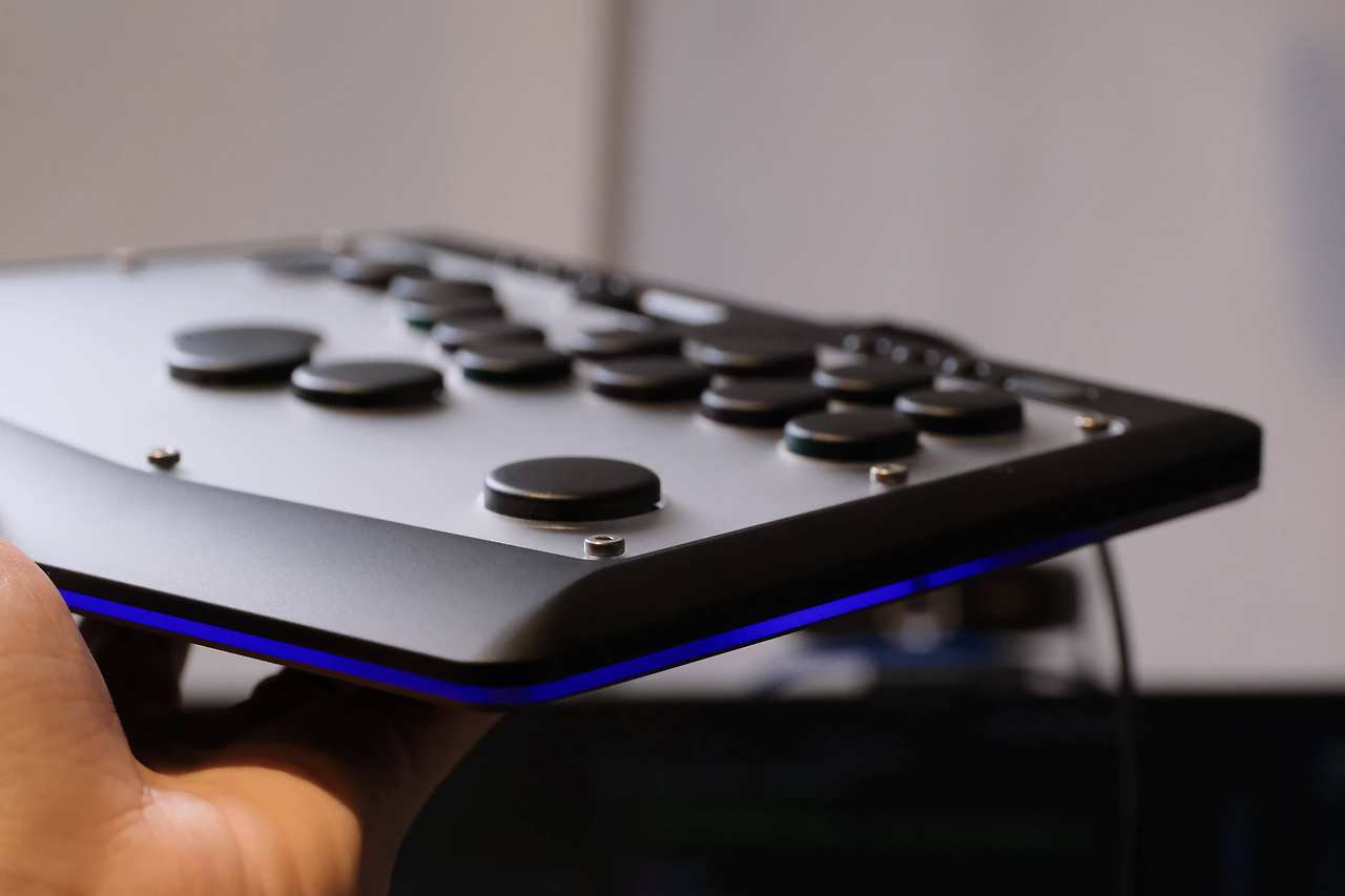 moimate, 레버리스 격투 전문 게임 컨트롤러 RushBox 공개