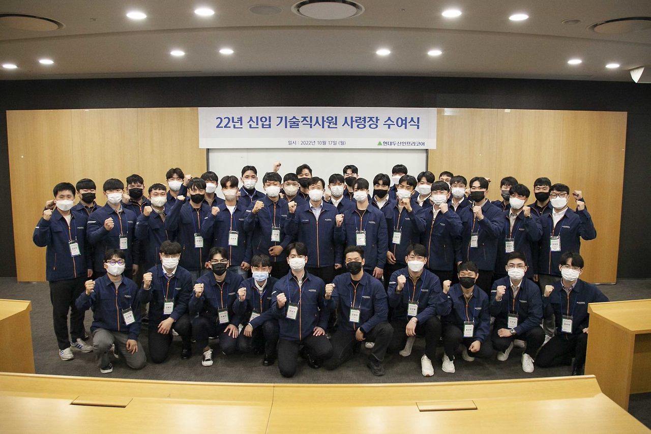 현대두산인프라코어 기술직 신입경력사원 63명 사령장 수여