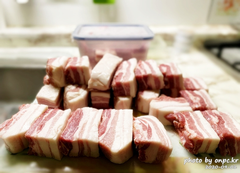 코스트코 한판 냉동 삼겹살 집에서 해동하고 손질 후 저렴하게 맛있게 먹기~ Onpc