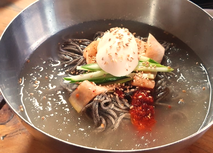 두 식객이 찾은 메밀 막국수 맛집으로 찾은 곳은 입니다 이곳은 3대 60년의 전통을 이어오고 있는 곳으로 직접 뽑아낸 면을
