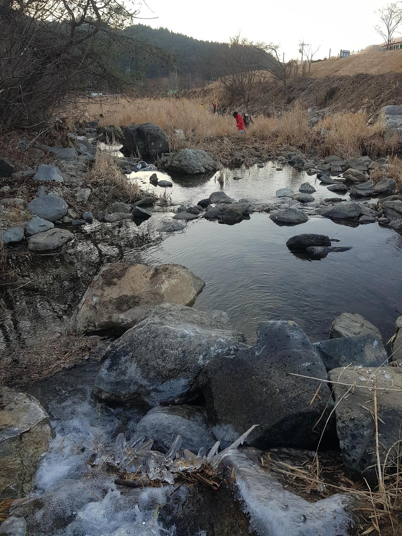 양평 시골마을 삼남매의 이야기 시골마을에 겨울이 찾아왔다 정배계곡의 얼음을 깨며 노는 아이들의 놀이 신난다 계곡 얼음깨기