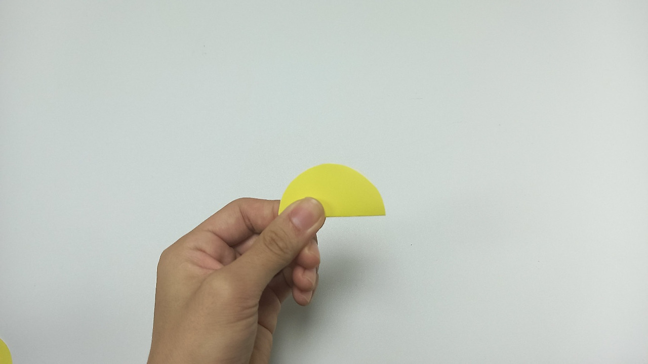 2. 동그라미를 3번 접어 지그재그로 만들어 줍니다.