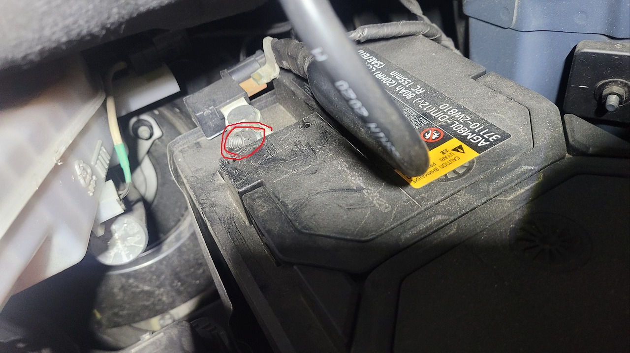 공간이 좁으니까 스패너로 조금씩 조금씩 돌리면 돌아 갑니다( 빨간색 표시)