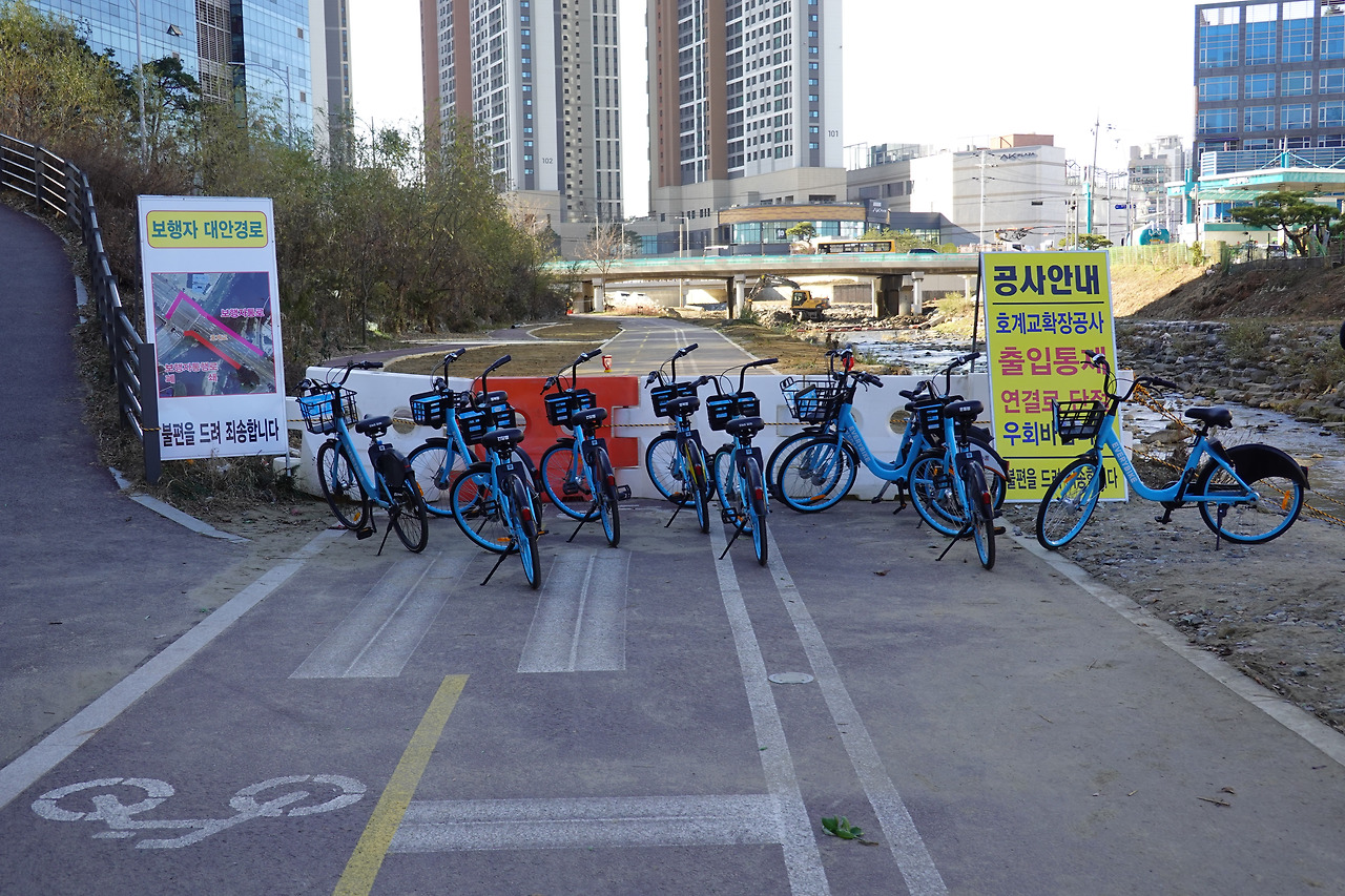 20221204 안양천 산책로는 호계교 확장공사로 통행 멈춤 및 우회