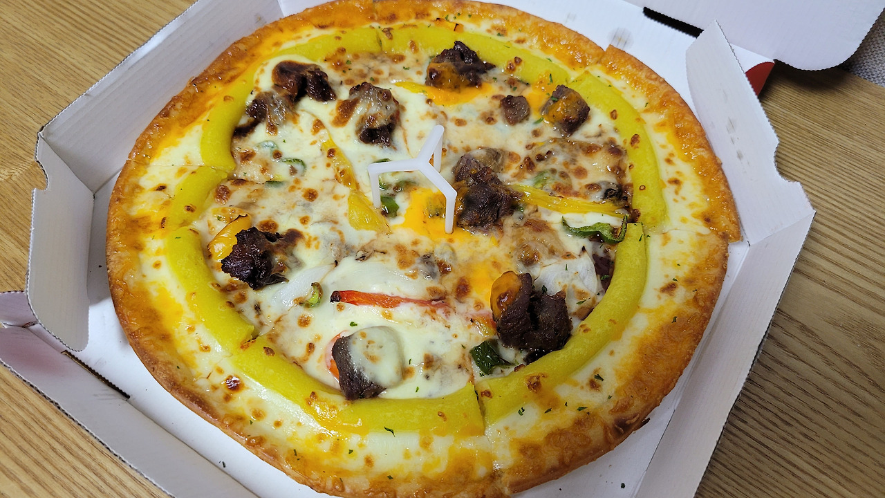 피자헛 피자 끝부분까지 맛있었던 피자헛 리치골드엣지의 티본스테이크m 오늘의 배달로 이 피자를 추천합니다~