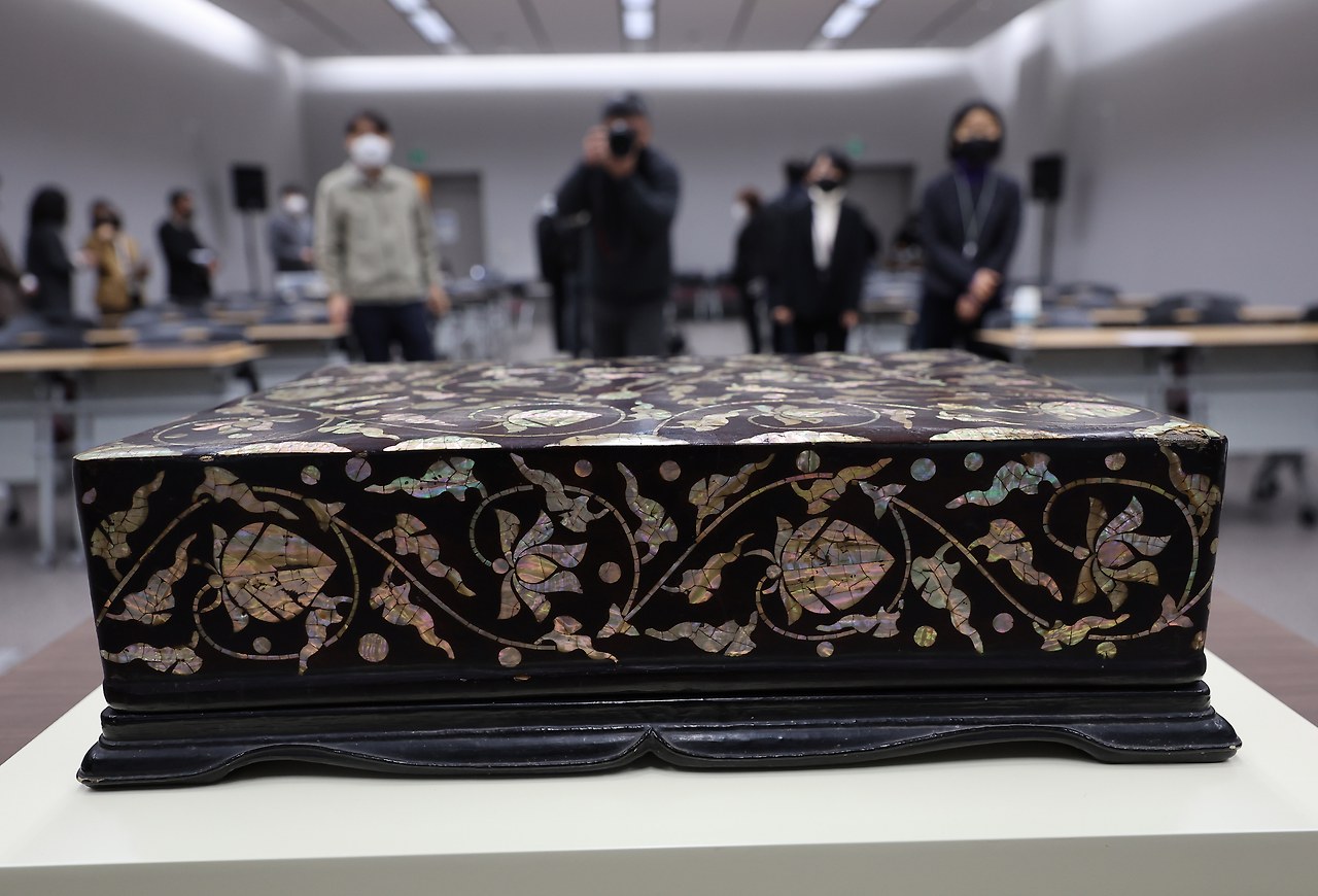 돈 많거나 뜻 있는 민간인들이 사서 국가에 기증한 16세기 조선 나전함