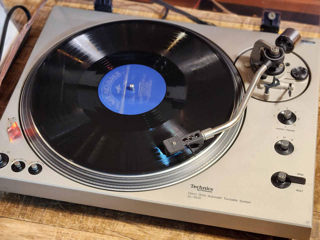 Technics 테크닉스 사의 Sl 1600 풀오토메틱 턴테이블 입니다 220v A급 Stock Out