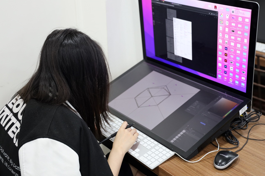 서울디지텍고등학교 특성화고등학교 최초 와콤 프리미엄 액정 타블렛 ‘신티크 프로 27 실습실 구축