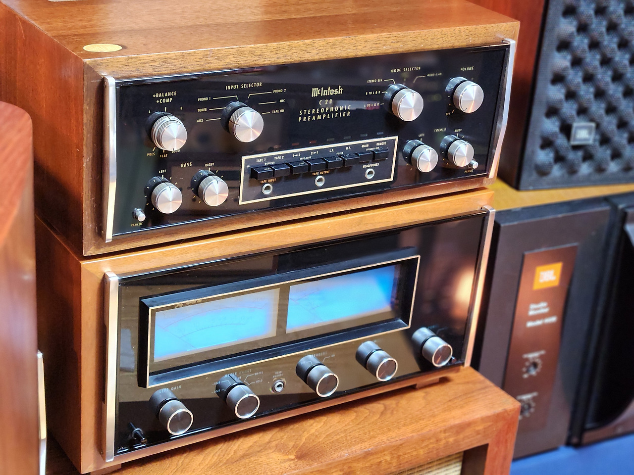 미국 Mcintosh 맥킨토시 사의 명기 C28프리엠프와 Mc2205 파워엠프 입니다 110v 파워엠프 기포살짝있지만 A급