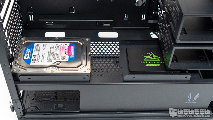 10개 이상의 HDD 장착이 가능한 3RSYS CH120 BLACK 케이스