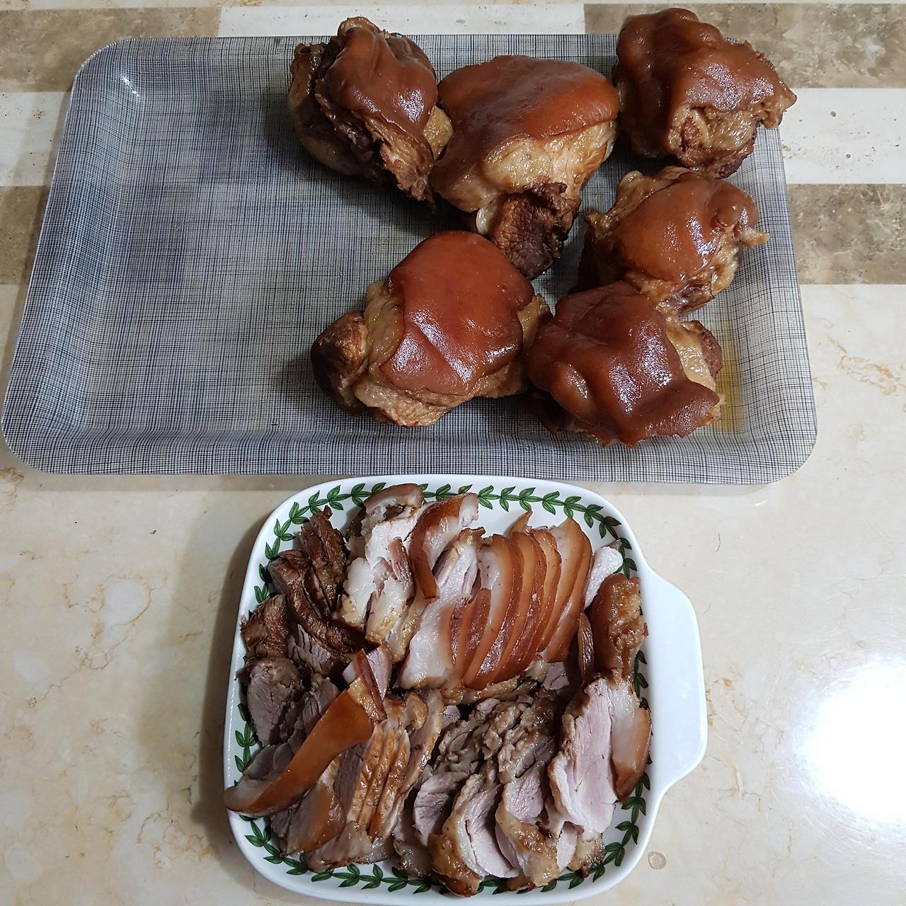 저는 남편이랑 둘 뿐이라 두 덩어리만 썰어 준비했어요 남은 알토란 사태족발은 반은 매콤한 불향 나는 알토란 매콤족발로 만들어먹고 ...