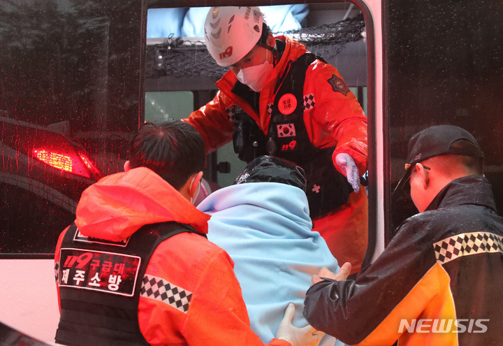 한라산 오르던 학생 400명강우에 집단 저체온증종합