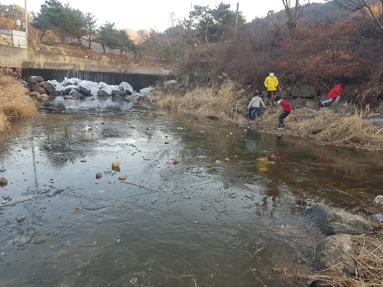 양평 시골마을 삼남매의 이야기 시골마을에 겨울이 찾아왔다 정배계곡의 얼음을 깨며 노는 아이들의 놀이 신난다 계곡 얼음깨기