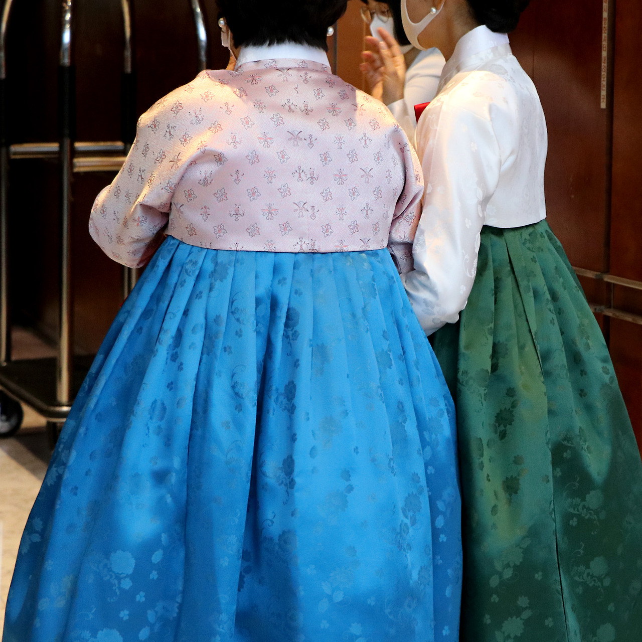 연분홍 양단 저고리와 밝은 파랑 치마