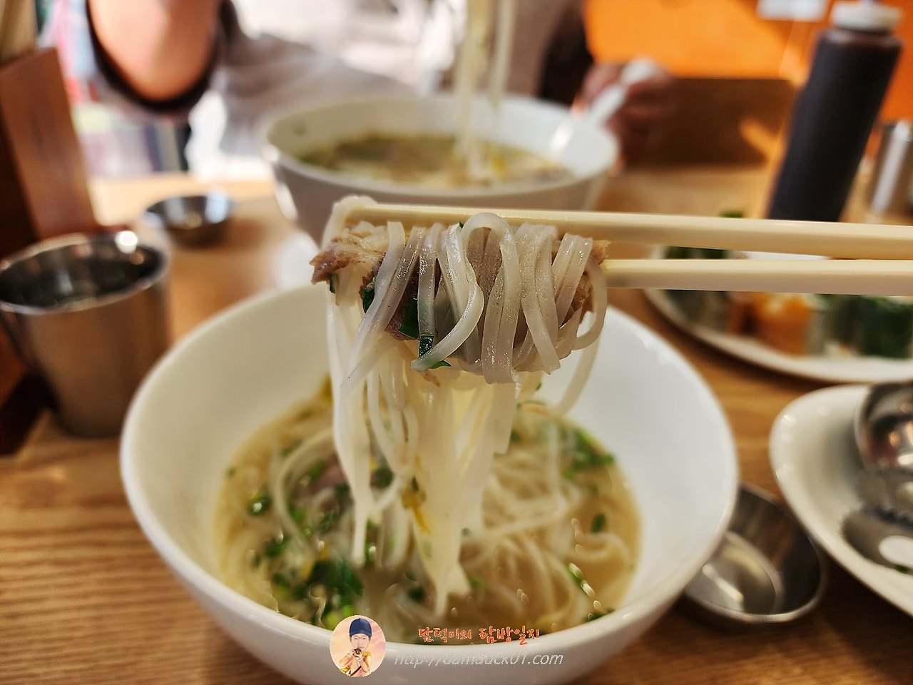 물리지 않고 끝까지 맛있게 포레스트 오늘 숲에서 소고기 쌀국수와 슈림프 스프링 롤 먹었어요 By 직장인 점심 메뉴 탐방