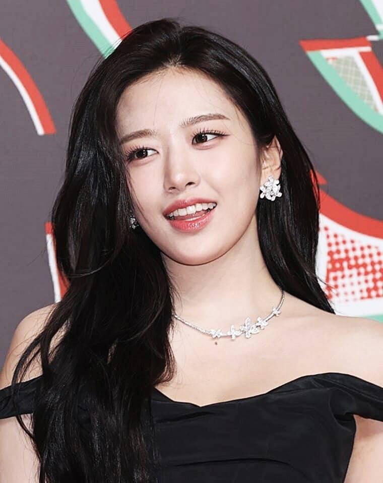 > 본명 : 안유진