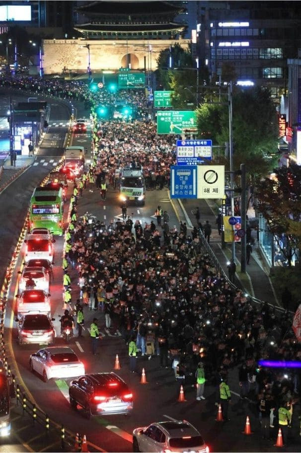 그날 보수·진보집회 15건 서울 기동대 전원 대응 나갔다 이태원 핼러윈 참사 휴무와 외국 공관 등에 배치 뺀 전 기동대원이