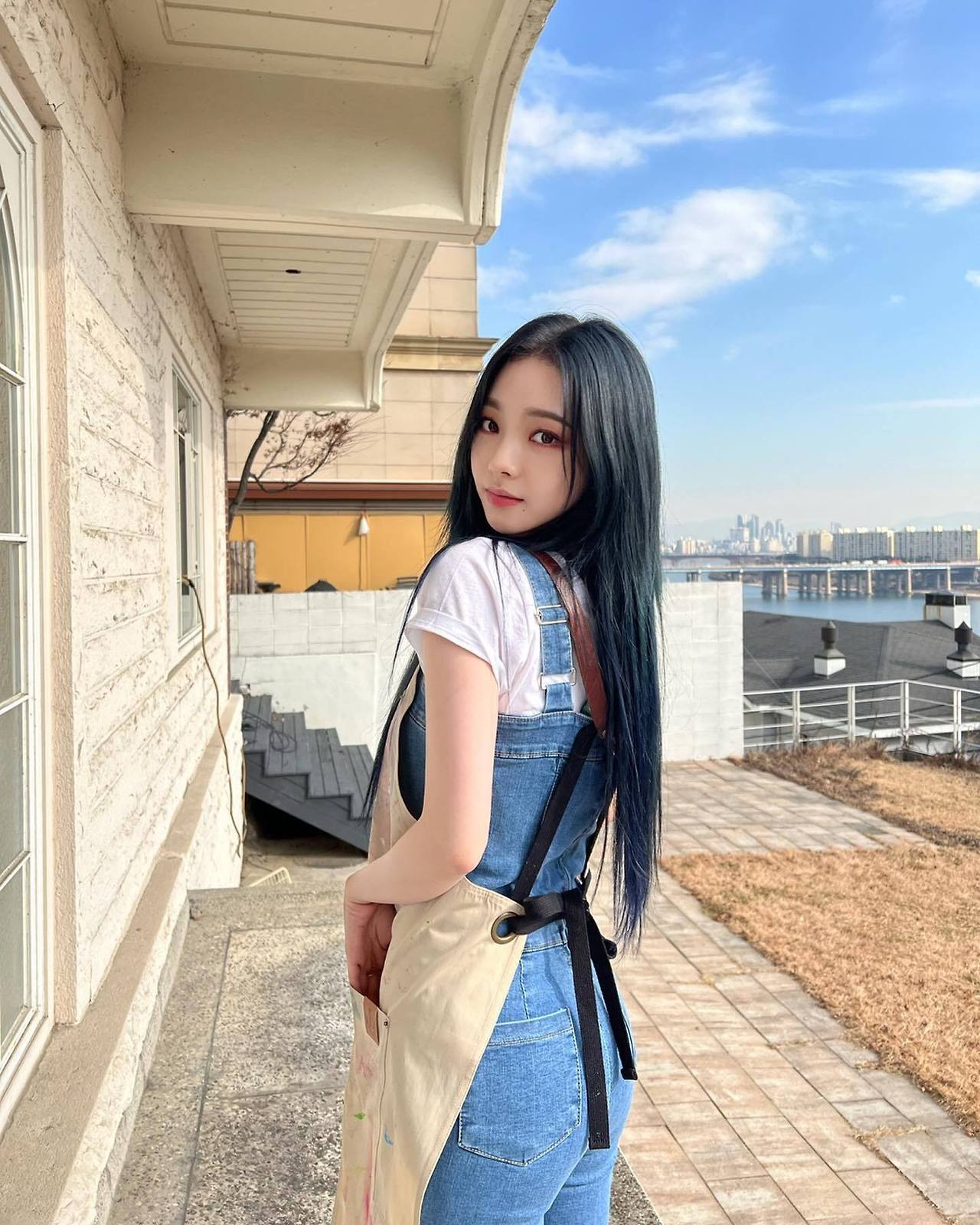 머리에 별걸 다 얹어놔도 이쁜 에스파 카리나 검스 움짤 — 스타들의★ 근황을 모아서