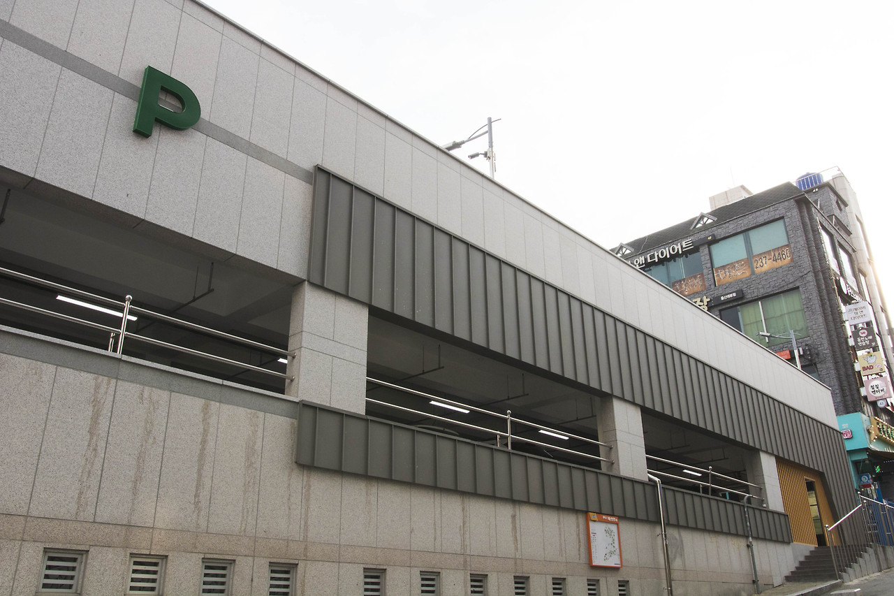 예전에는 무거동 섬들 공영주차장 윗부분은 작은 공원이 있었는데 주변 아파트단지나 각종 상권들로 인해 항상 주차문제가 많았던