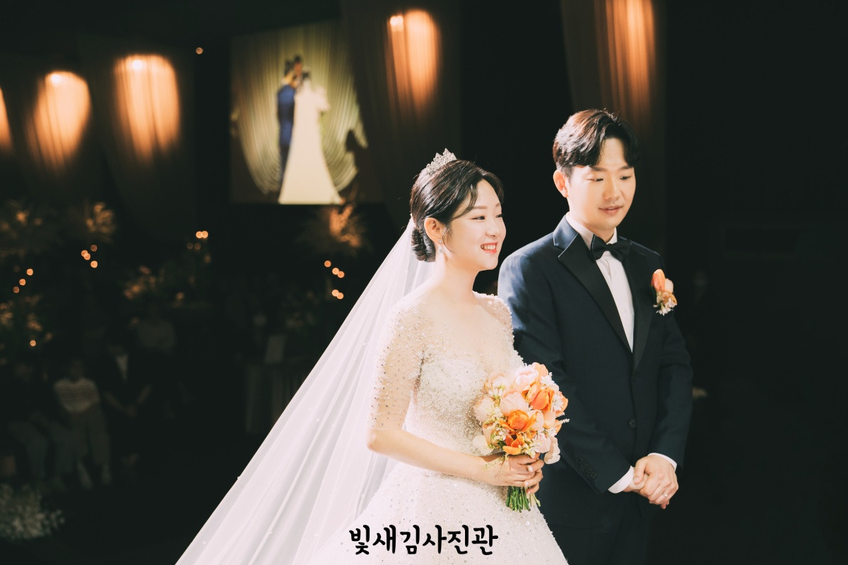 Mj컨벤션 다이너스티홀 웨딩본식스냅 서브스냅 빛새김사진관 부천 엠제이 스냅촬영 견적 공유 어두운 웨딩홀 플라워샤워 플래시컷
