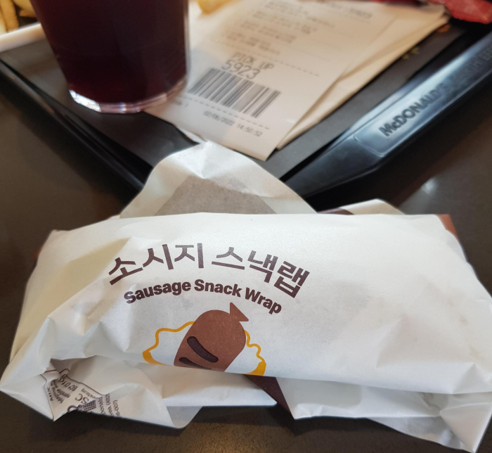 맥도날드 해피스낵 소시지 스낵랩 체리 맥피즈 코카콜라 스프라이트 맛 후기