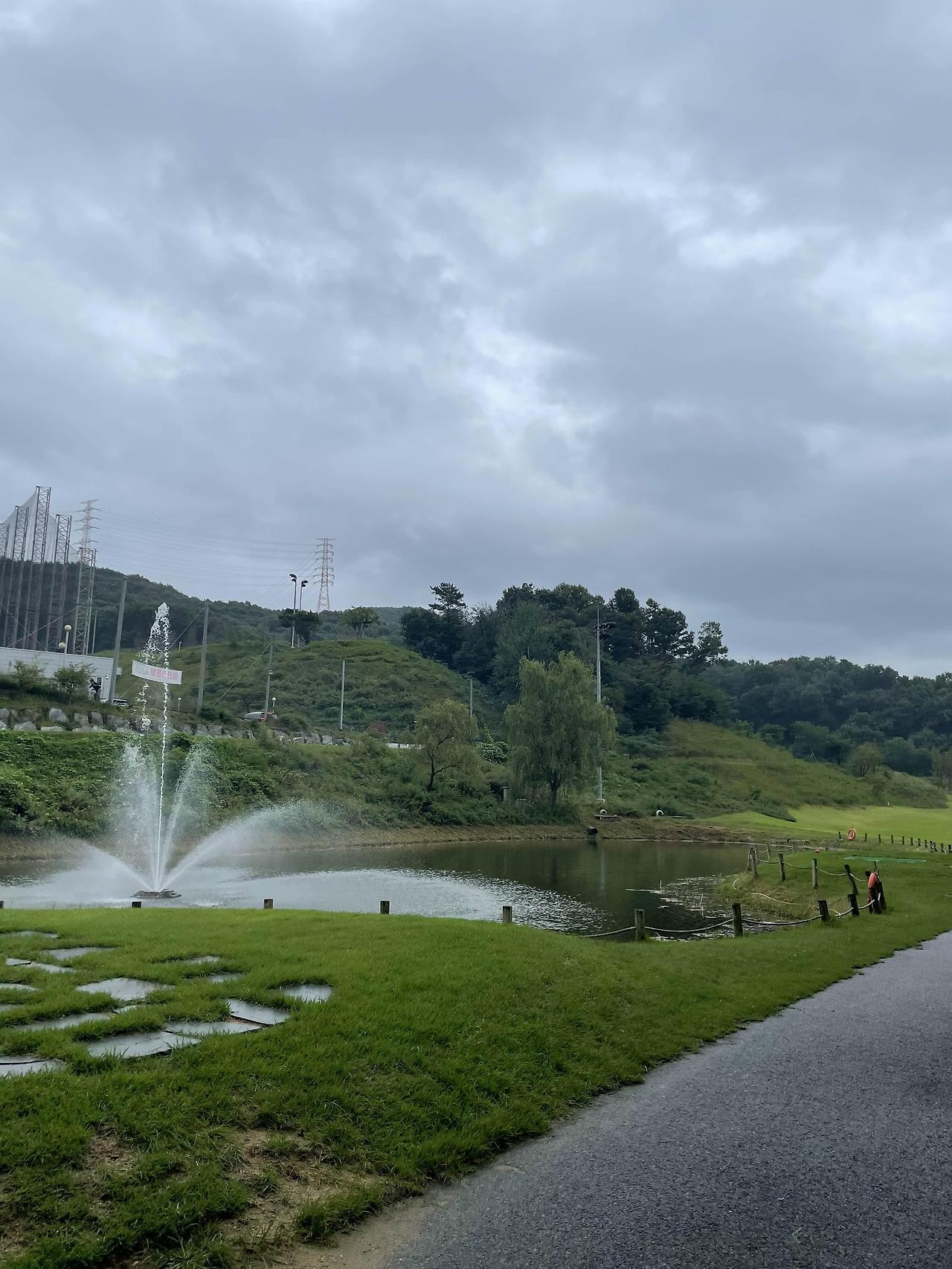 천연잔디로만 되어진 드라이빙레인지로 충남 아산에 위치한 나인스타cc 파쓰리 골프장입니다