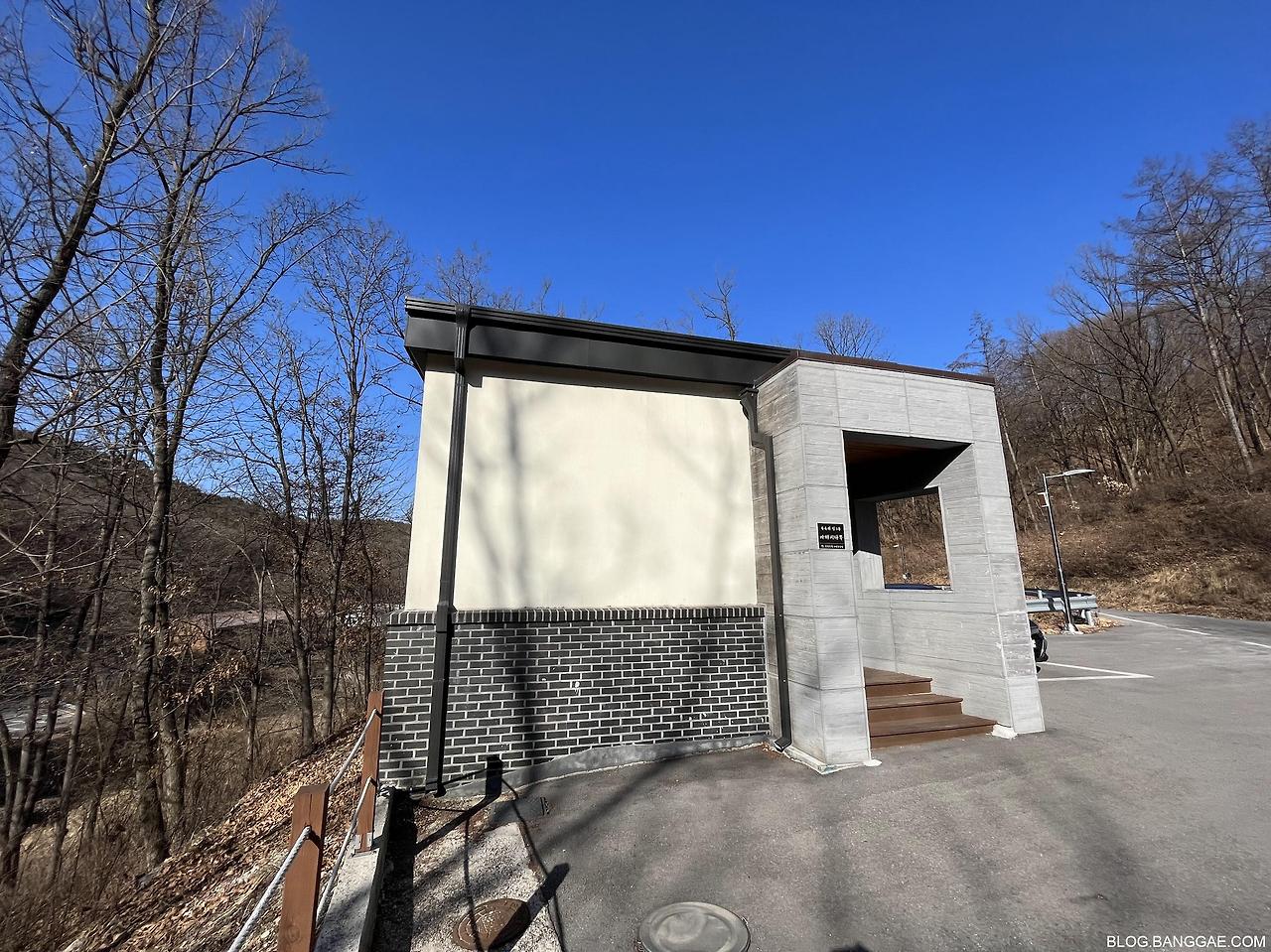 청주 상당산성 자연휴양림 숲속의집 아까시나무와 상당산성 등산로