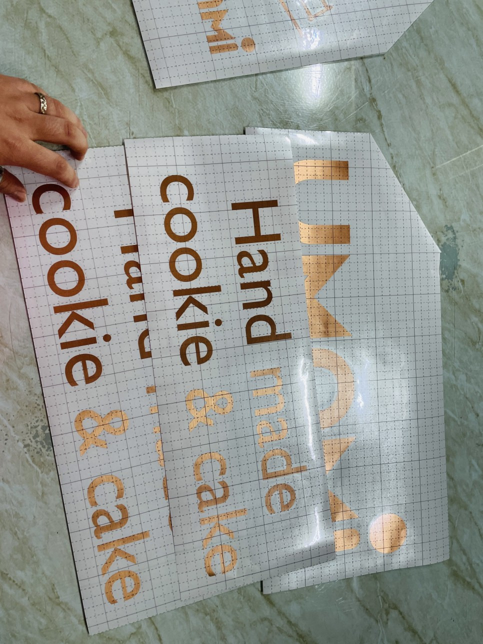 가게 유리 창 문 벽 로고 스티커 시트지 시트컷팅 포인트 엣지 인테리어 디자인 제작 글자 영문 레터링 오픈클로즈 영업시간