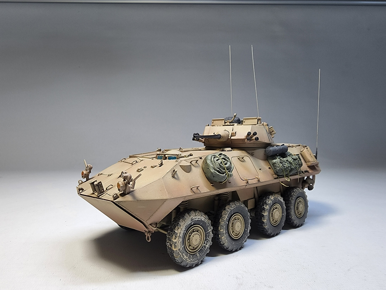 1/35 USMC LAV-25 Piranha Light Armored Vehicle[Trumpeter]