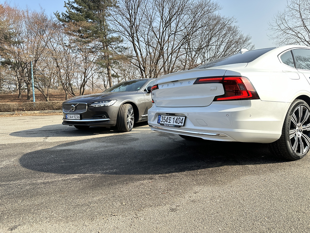 볼보 S90 T8 리차지 플러그인 하이브리드 vs B6 마일드 하이브리드 — 라르테즈