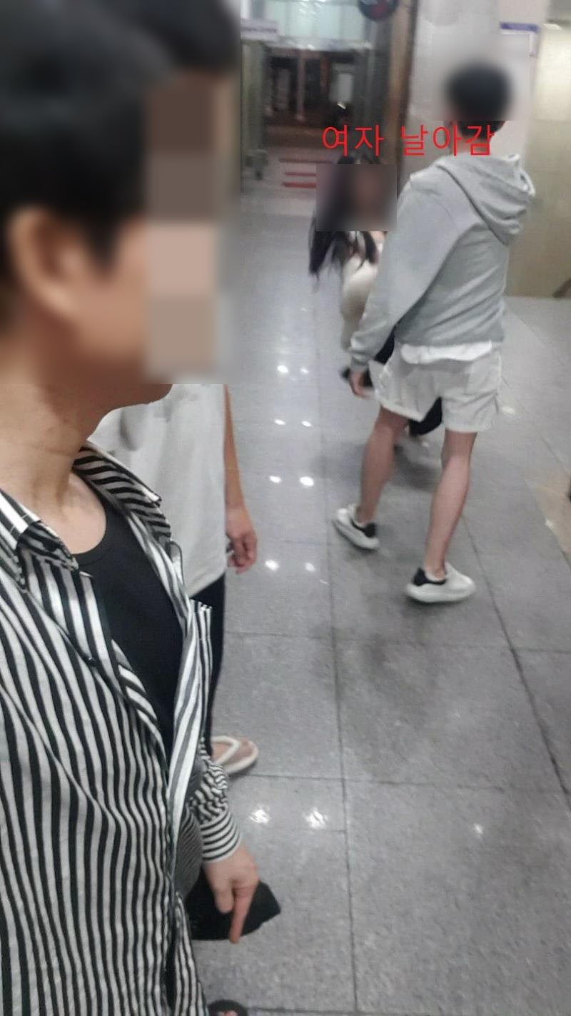 해당 사진은 여성분도 술을 많이 먹은 상태인데 자기 친구들끼리 말싸움 끝에 서로 폭행을 하는 사진이라고 합니다