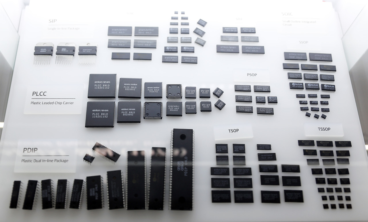 Amkor Centennial Hall _ ZONE 4 _ 반도체 변천사