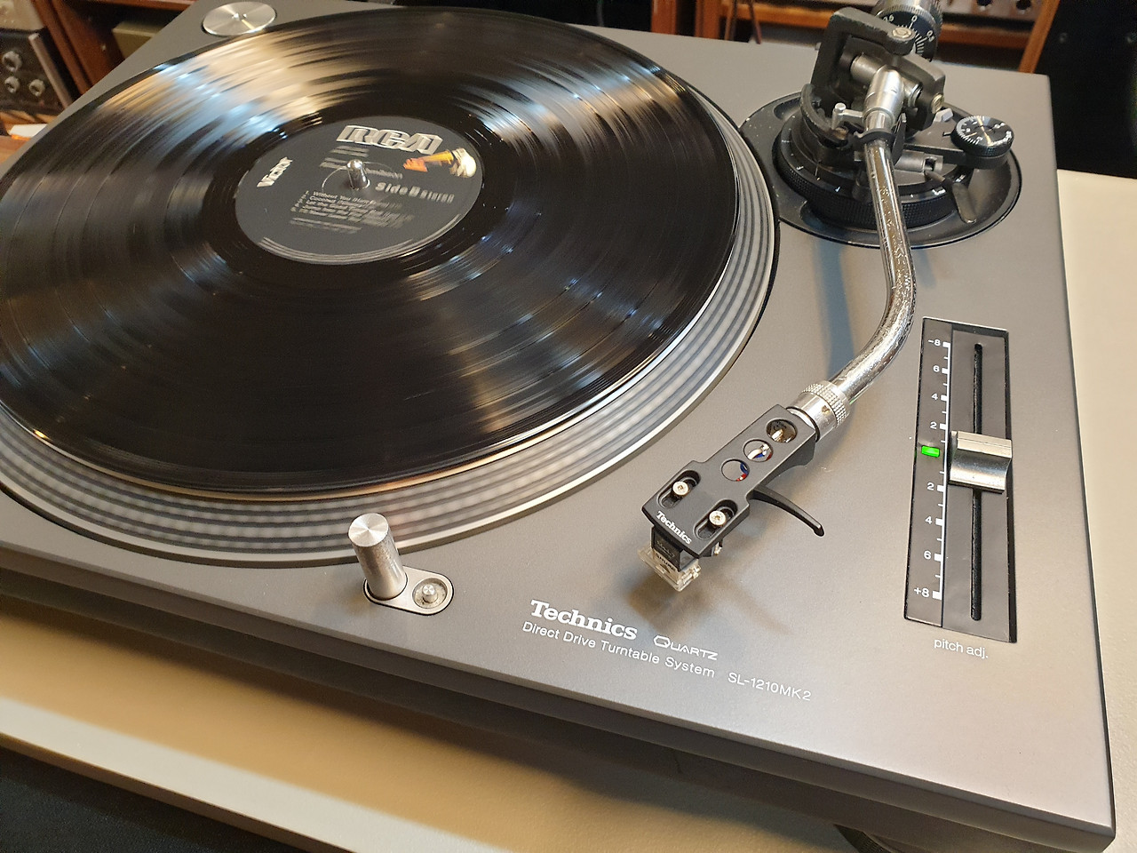 테크닉스 베스트셀러 Sl 1210mk2 턴테이블 입니다 A급 더스트커버없음 Dj전용 은색철제케이스 포함 Ending
