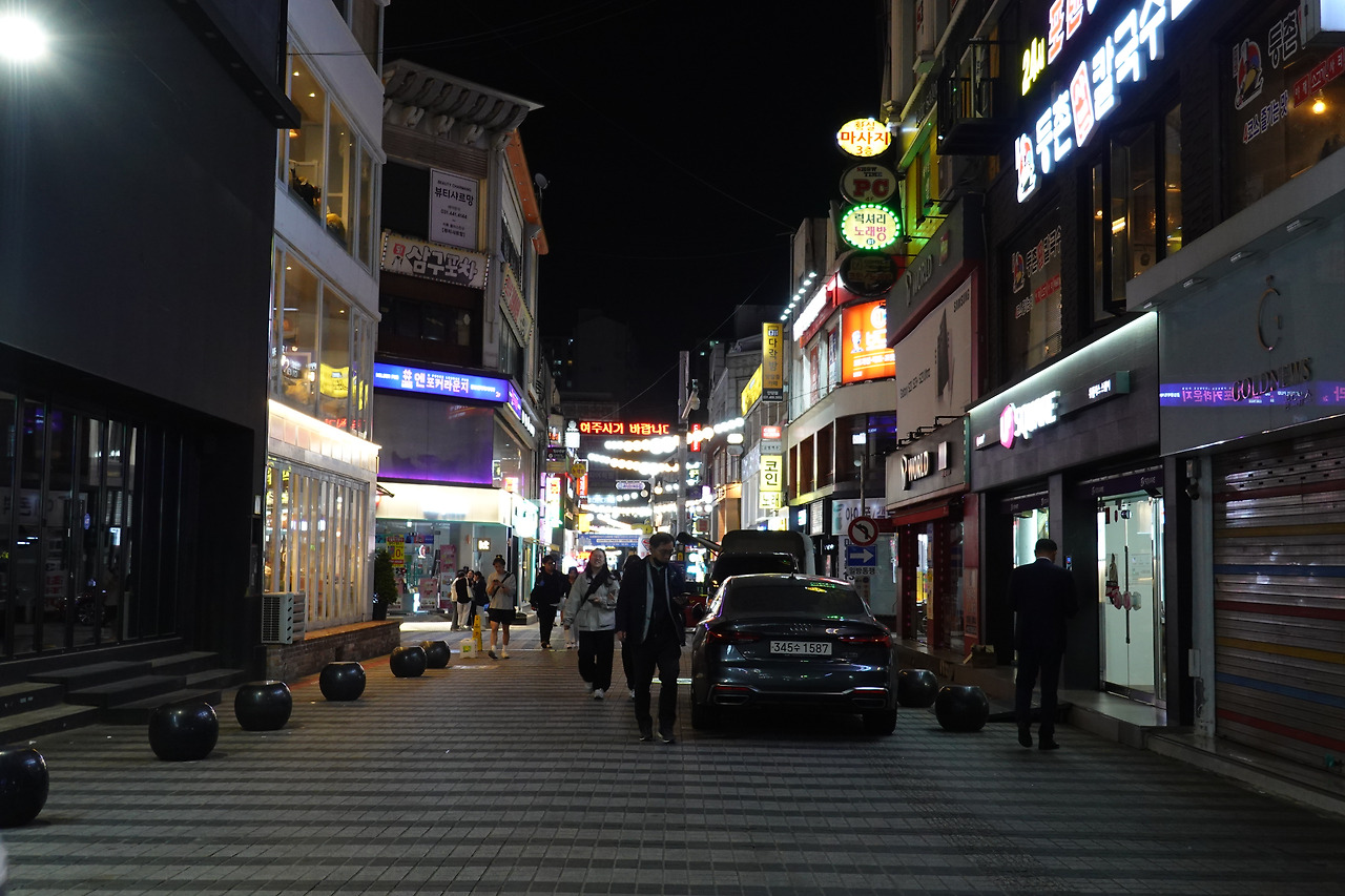 202305010 인적 드문 안양일번가 거리의 밤 풍경