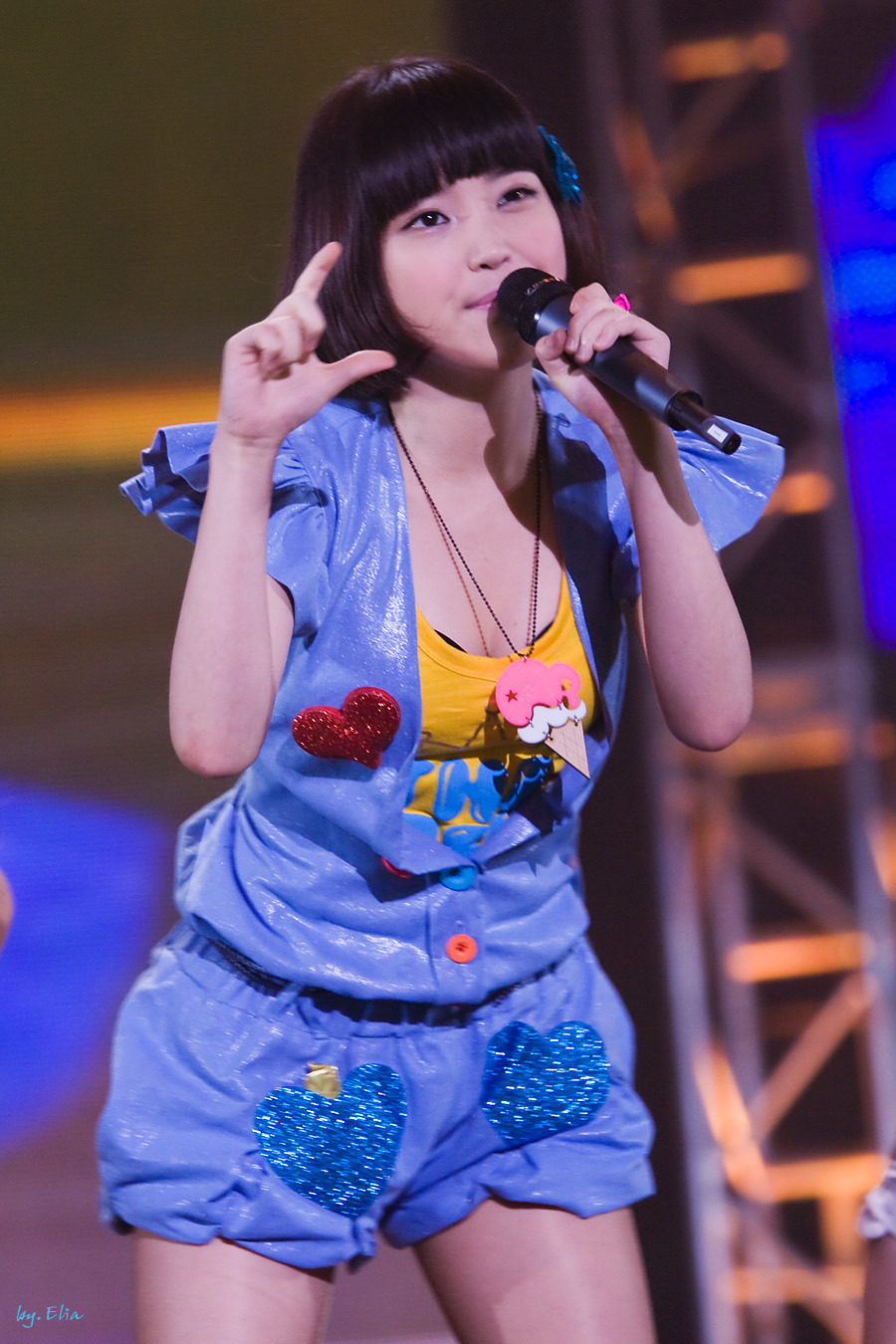 아이유 가슴 움 짤 모음 - 짤짤e