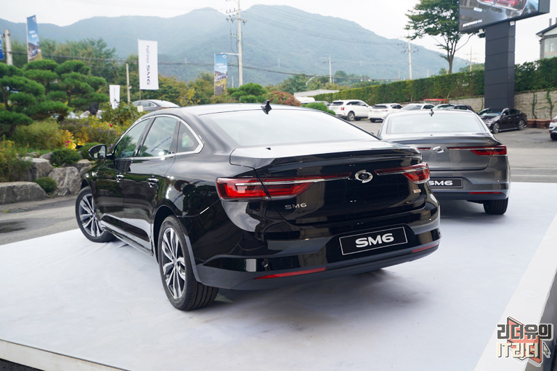 인기 색상 3가지 2022년형 르노삼성 SM6 메탈릭 블랙, 어반 그레이, 클라우드 펄