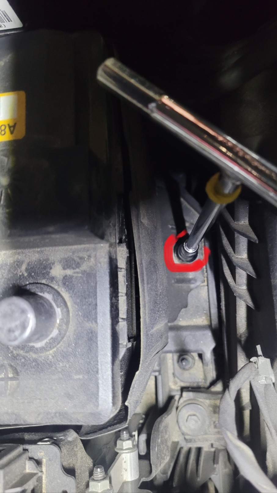 그래서 손잡이가 긴 복스 공구가 필요한겁니다