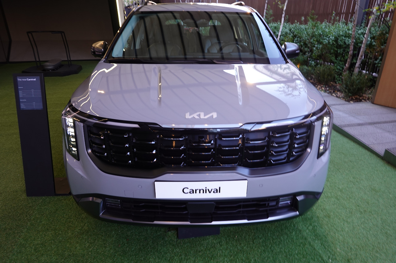 더뉴 카니발 페이스리프트 색상 외관실내 실물 Carlover
