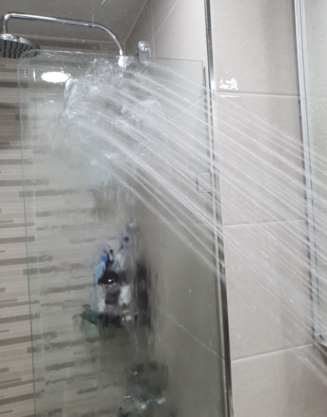 3 그리고 깨끗한 물을 뿌려 세제물을 씻어줍니다