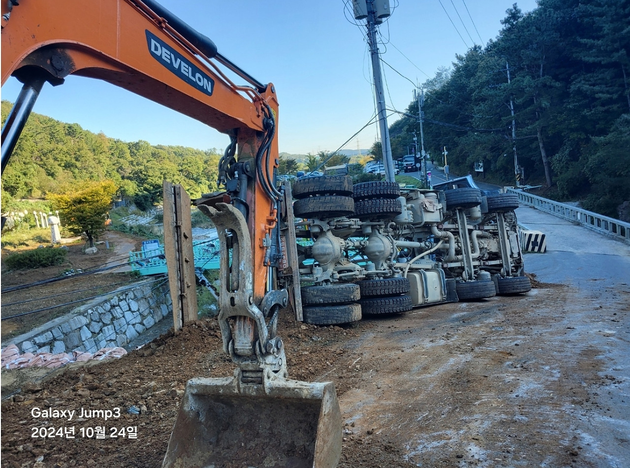 사고사례 241024 대운산 녹지 조성사업 덤프트럭 흙 부으려다 전도 사고 건설장비 사고사례 및 법규